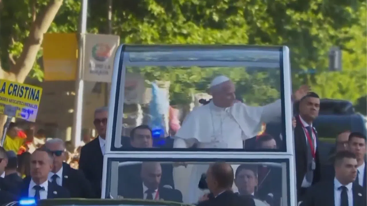 Hundreds of thousands of young people welcome Pope Leo in Madrid ...
